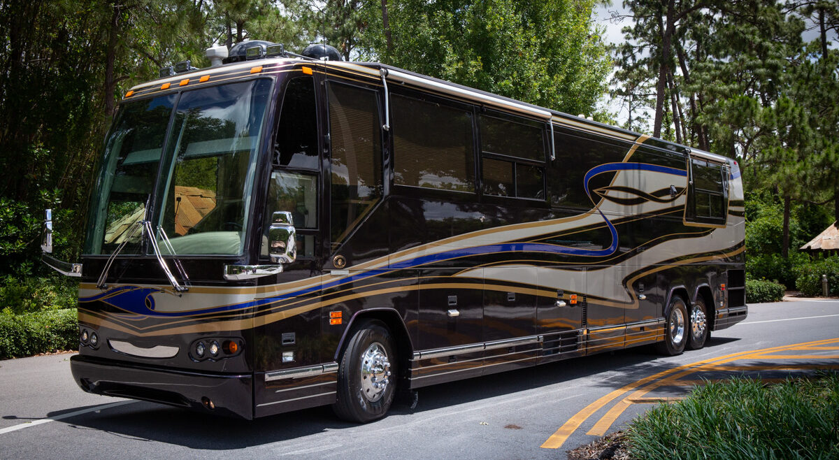 Luxury Motorcoach Rental For Unforgettable Vacations - LiTRV